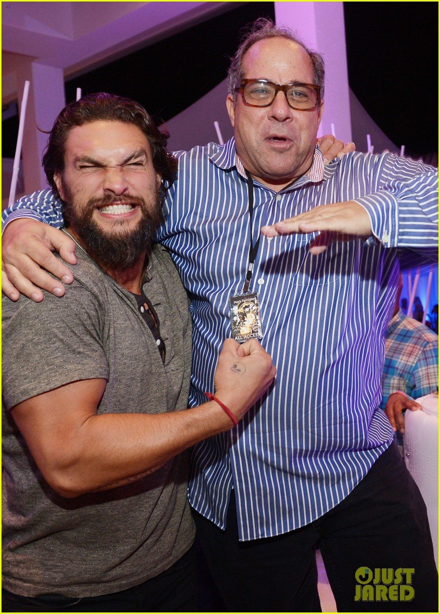 Jason Momoa Proves He Is the Master at Posing for Fan Photos!: Photo ...