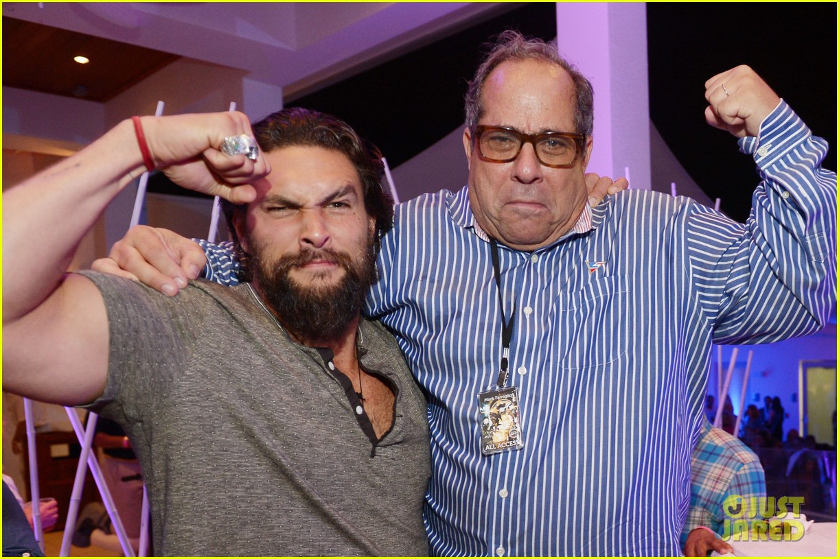Jason Momoa Proves He Is the Master at Posing for Fan Photos!: Photo ...