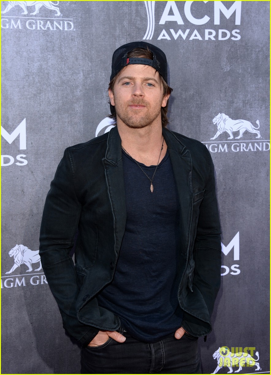 Justin Moore Wins New Artist of the Year at ACM Awards 2014!: Photo ...