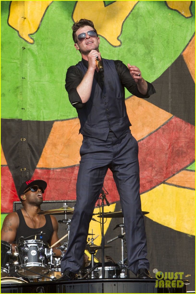 Robin Thicke Strums the Microphone Stand Like a Guitar at New Orleans ...