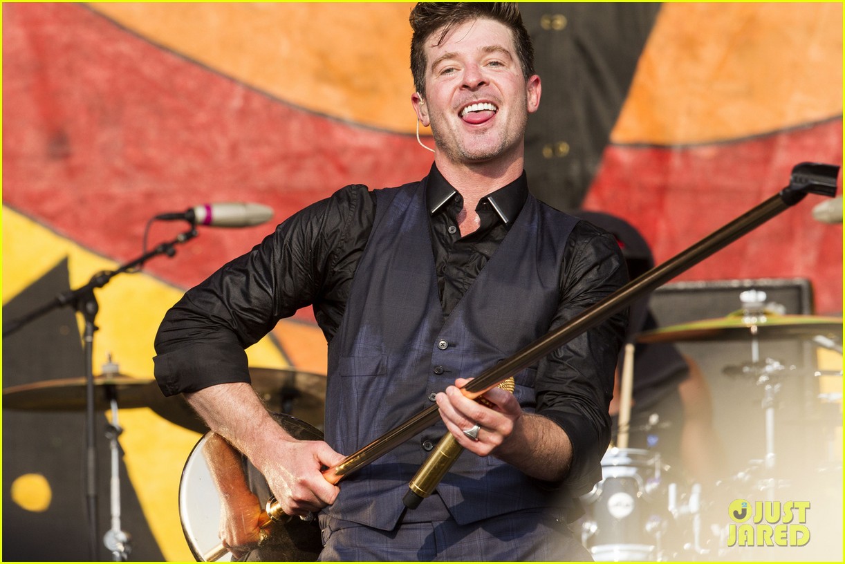 Robin Thicke Strums the Microphone Stand Like a Guitar at New Orleans ...