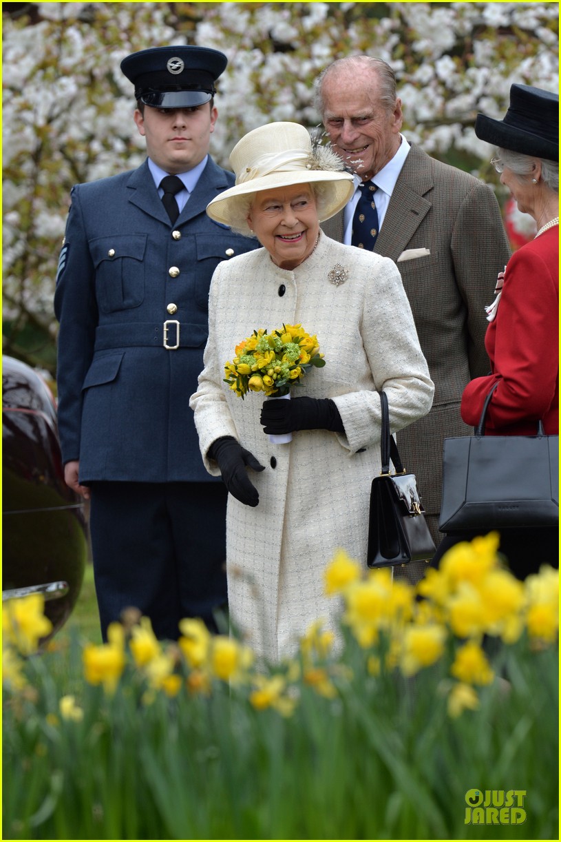 Prince William Is Dashing at Windsor Greys Statue Unveiling!: Photo ...