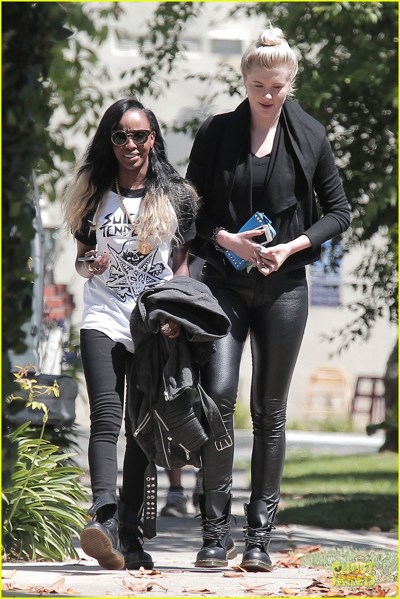 Ireland Baldwin & Angel Haze Grab Breakfast Together After Kissing ...