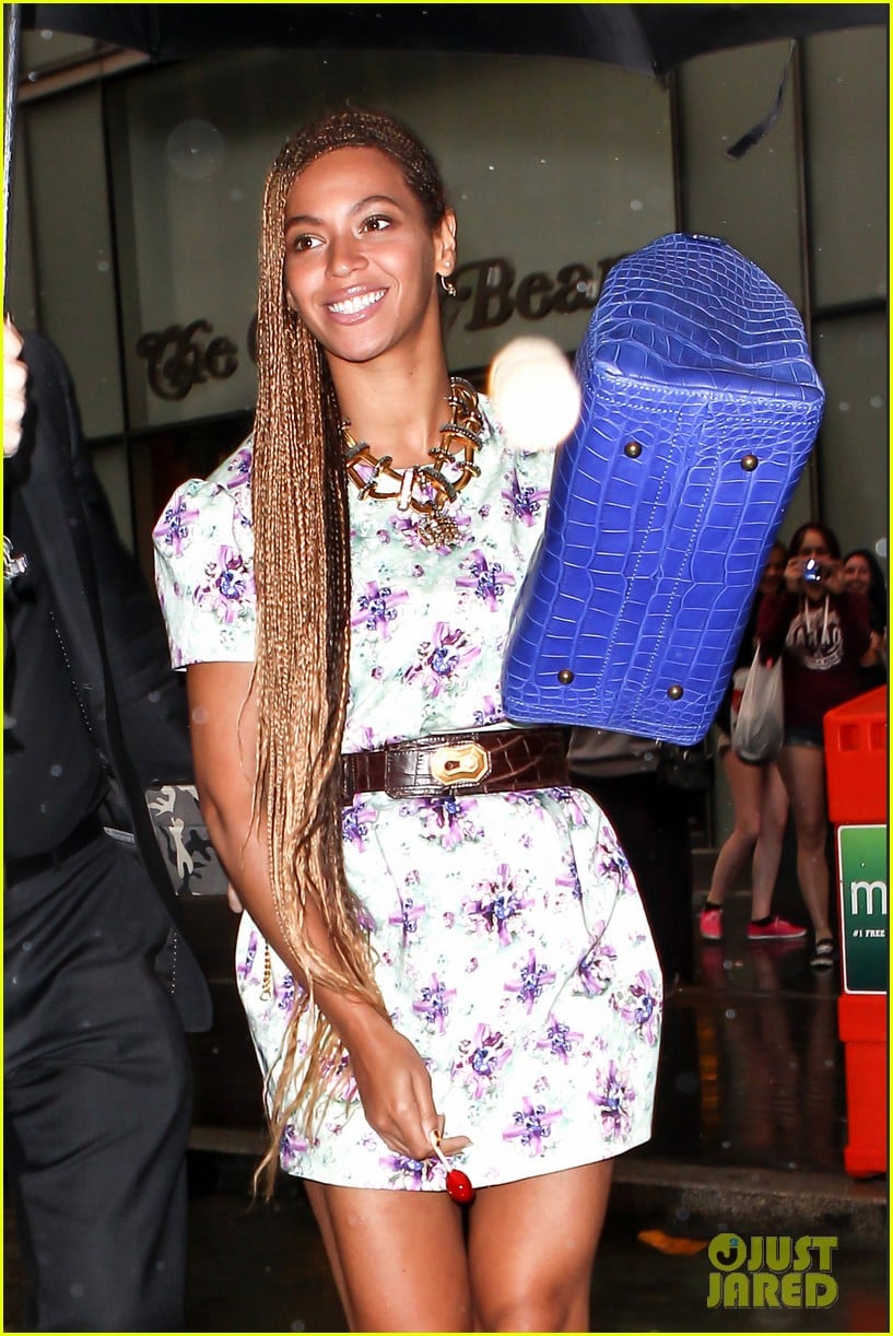 Beyonce Can't Stop Smiling Despite Getting Caught in the Rain: Photo ...