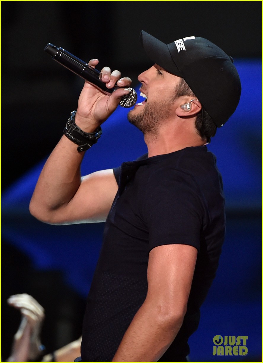 Luke Bryan Brings Out the Tight Jeans for iHeartRadio Music Awards 2014 ...