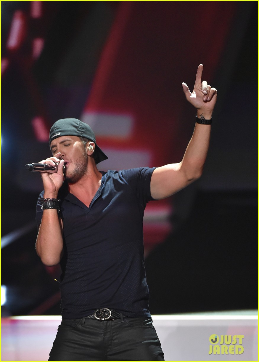 Luke Bryan Brings Out the Tight Jeans for iHeartRadio Music Awards 2014 ...