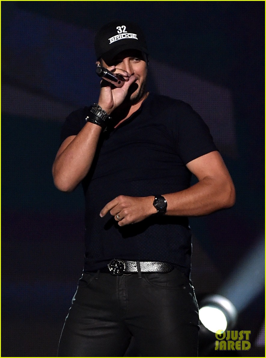 Luke Bryan Brings Out the Tight Jeans for iHeartRadio Music Awards 2014 ...