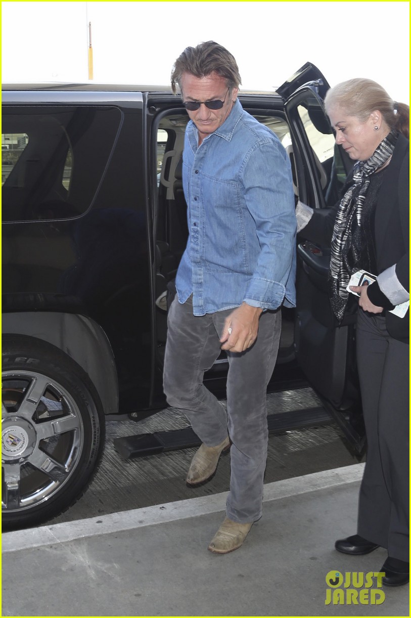 Charlize Theron & Sean Penn Get Affectionate, Hold Hands in L.A.: Photo ...