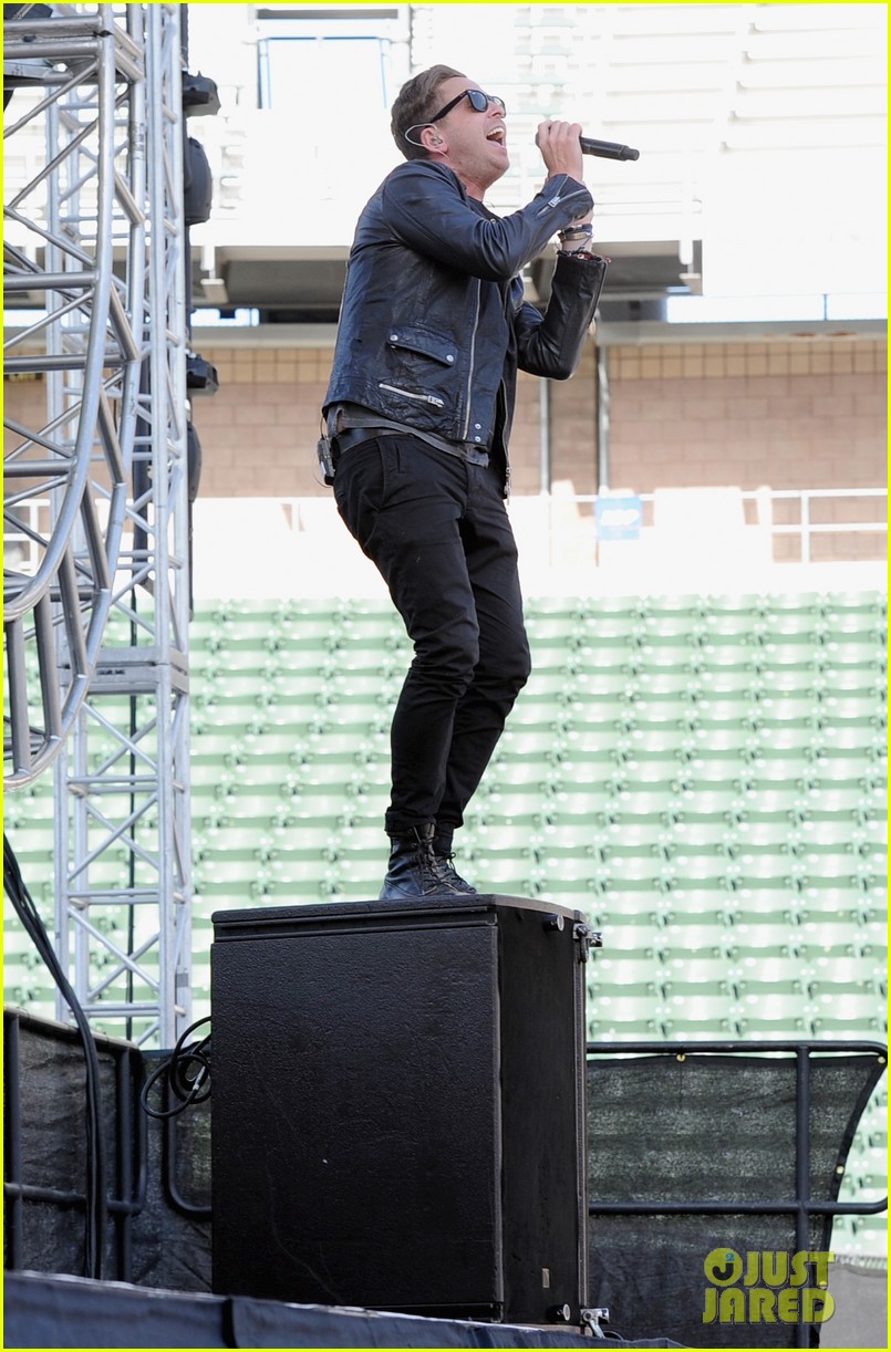 Cody Simpson Yells at People Leaving During Ed Sheeran's Wango Tango ...