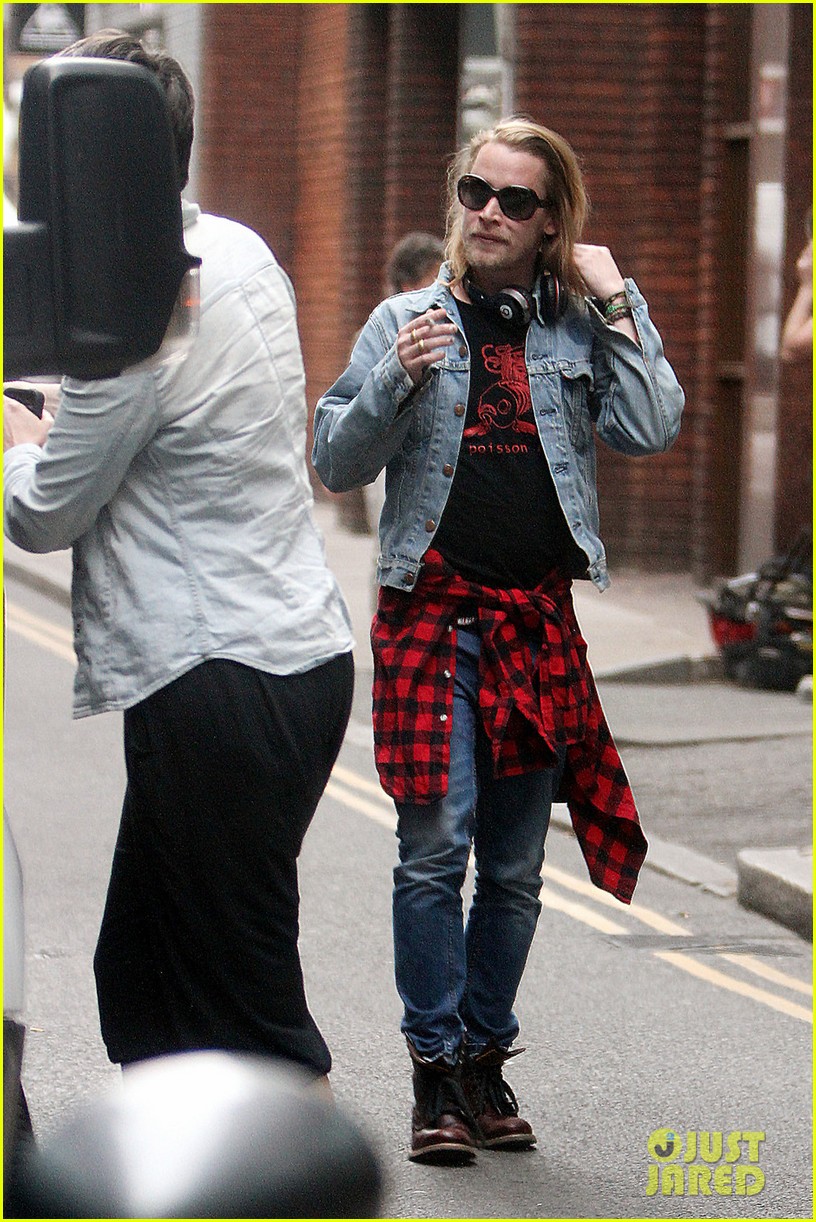 Macaulay Culkin Leaves His Ryan Gosling Shirt at Home for His Band's ...