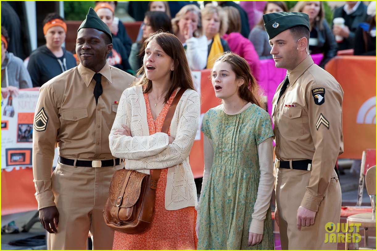 Sutton Foster Performs 'On My Way' with Cast of 'Violet' on 'The Today ...