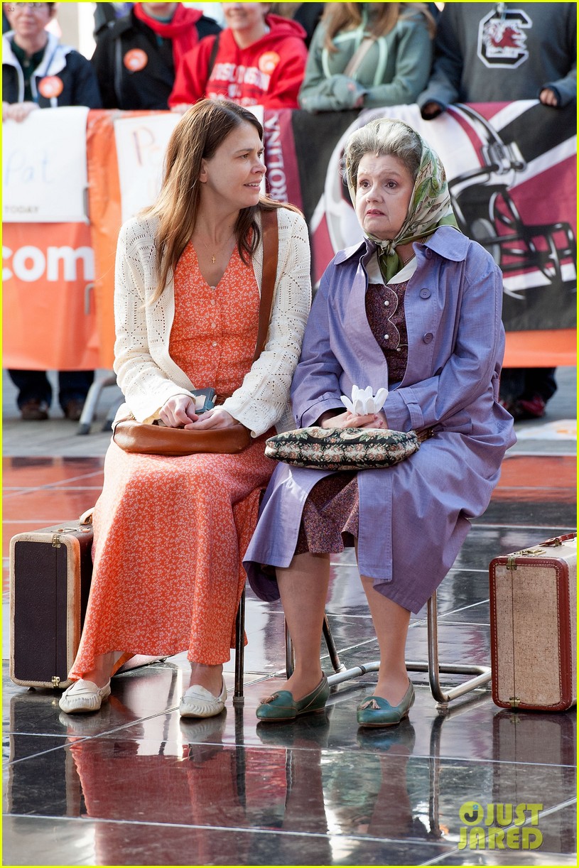 Sutton Foster Performs 'On My Way' with Cast of 'Violet' on 'The Today ...