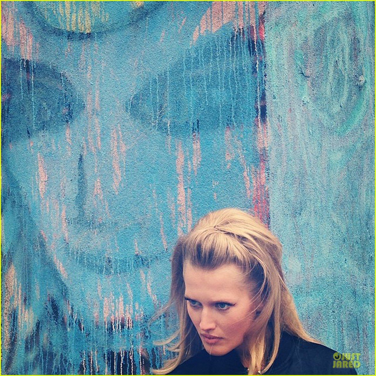 Toni Garrn Bares Sexy Back in Metallic Dress at Gucci Museo Exhibit ...