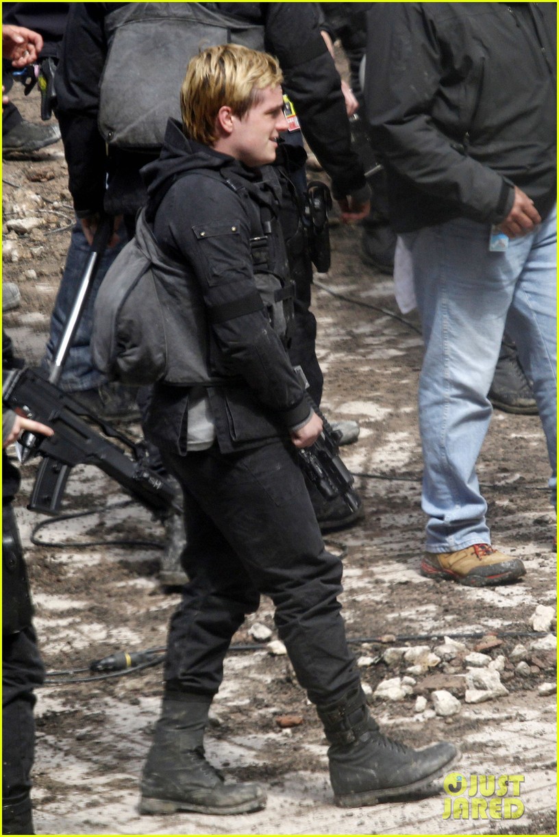 Jennifer Lawrence, Josh Hutcherson, & Liam Hemsworth Fight Back for ...