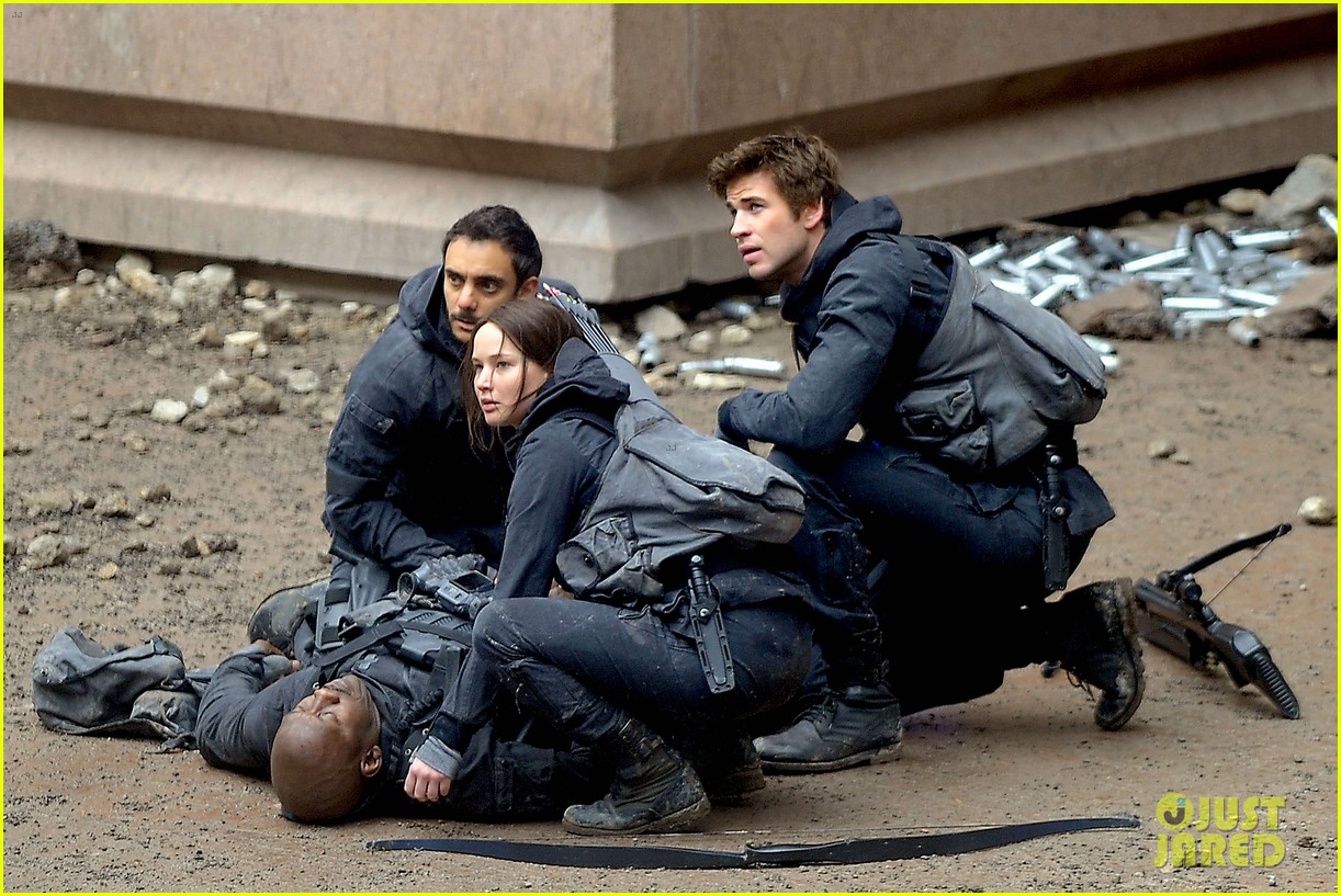 Jennifer Lawrence, Josh Hutcherson, & Liam Hemsworth Fight Back for ...