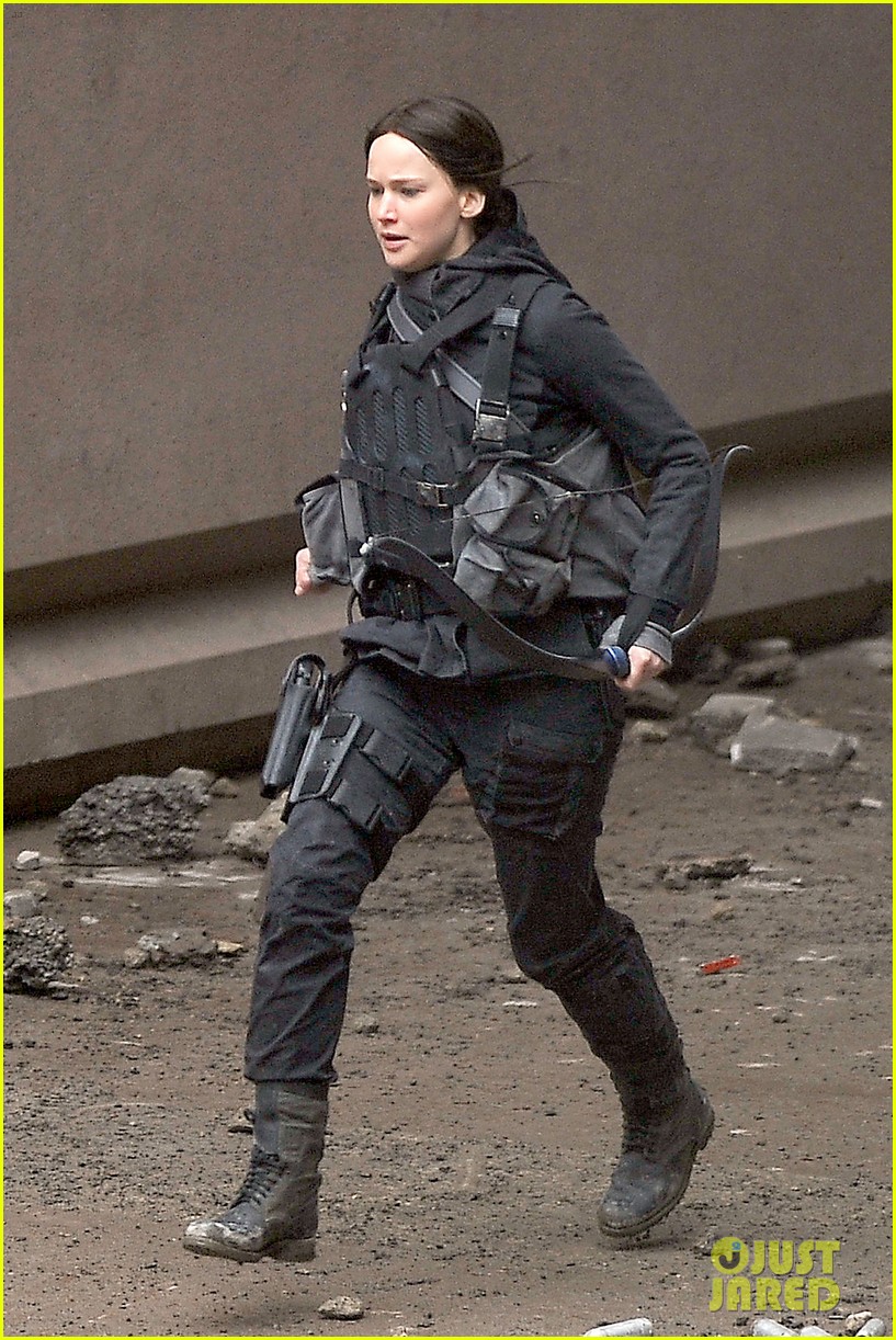 Jennifer Lawrence, Josh Hutcherson, & Liam Hemsworth Fight Back for ...