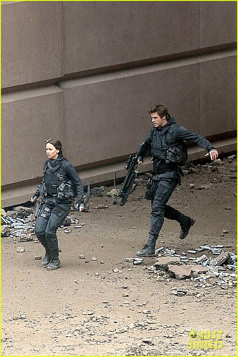 Jennifer Lawrence, Josh Hutcherson, & Liam Hemsworth Fight Back for ...