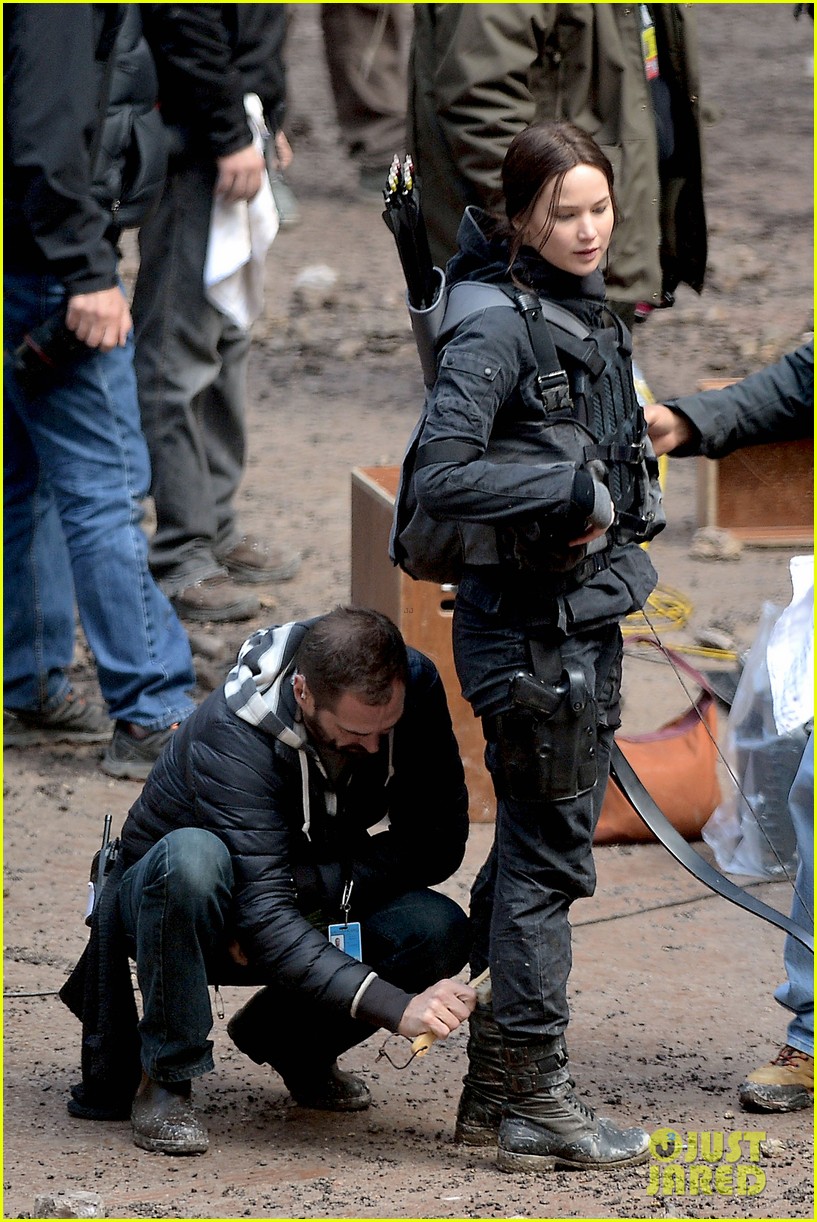 Jennifer Lawrence, Josh Hutcherson, & Liam Hemsworth Fight Back for ...