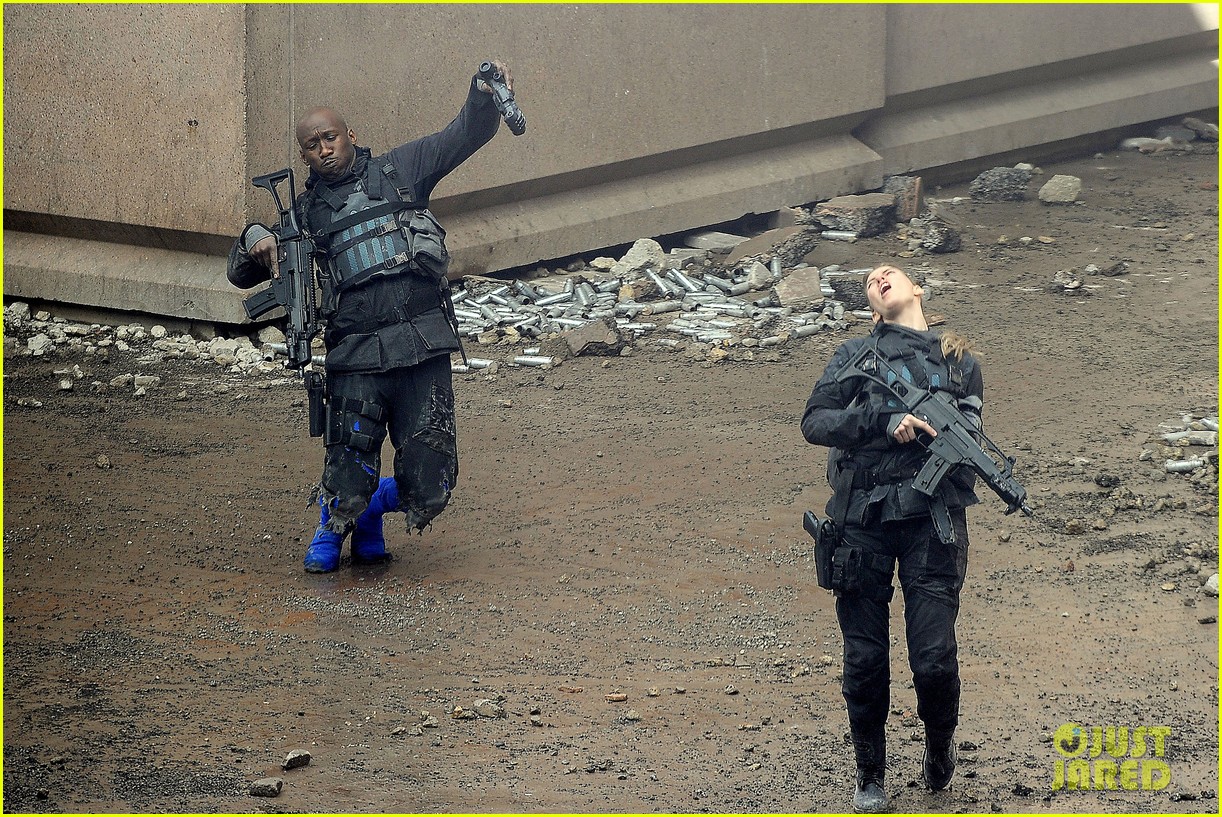 Jennifer Lawrence, Josh Hutcherson, & Liam Hemsworth Fight Back for ...