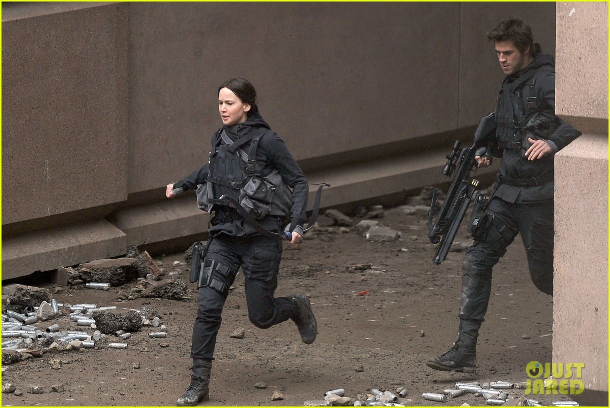 Jennifer Lawrence, Josh Hutcherson, & Liam Hemsworth Fight Back for ...