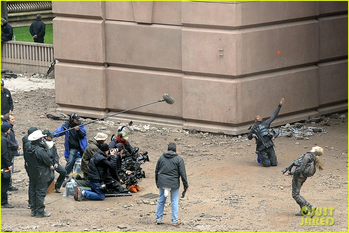 Jennifer Lawrence, Josh Hutcherson, & Liam Hemsworth Fight Back for ...