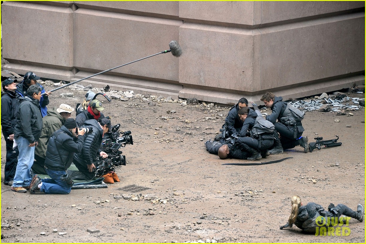 Jennifer Lawrence, Josh Hutcherson, & Liam Hemsworth Fight Back for ...