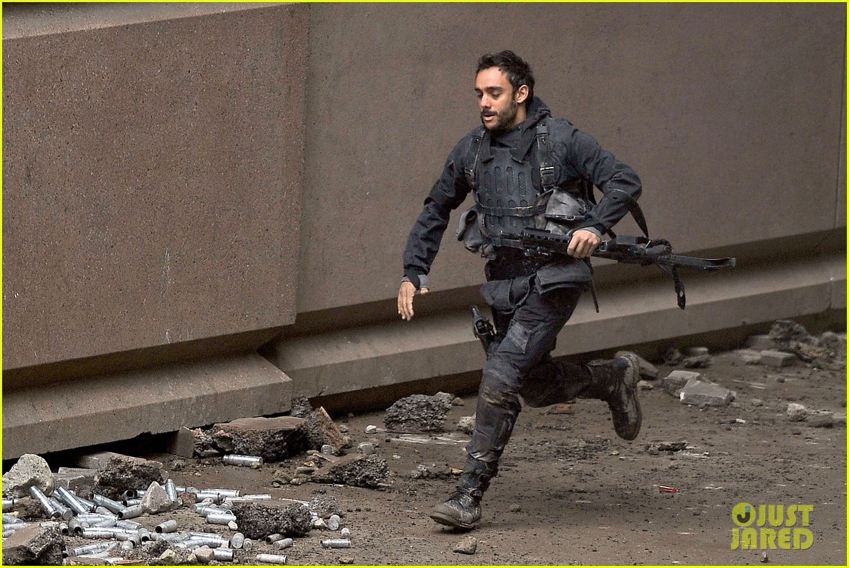 Jennifer Lawrence, Josh Hutcherson, & Liam Hemsworth Fight Back for ...