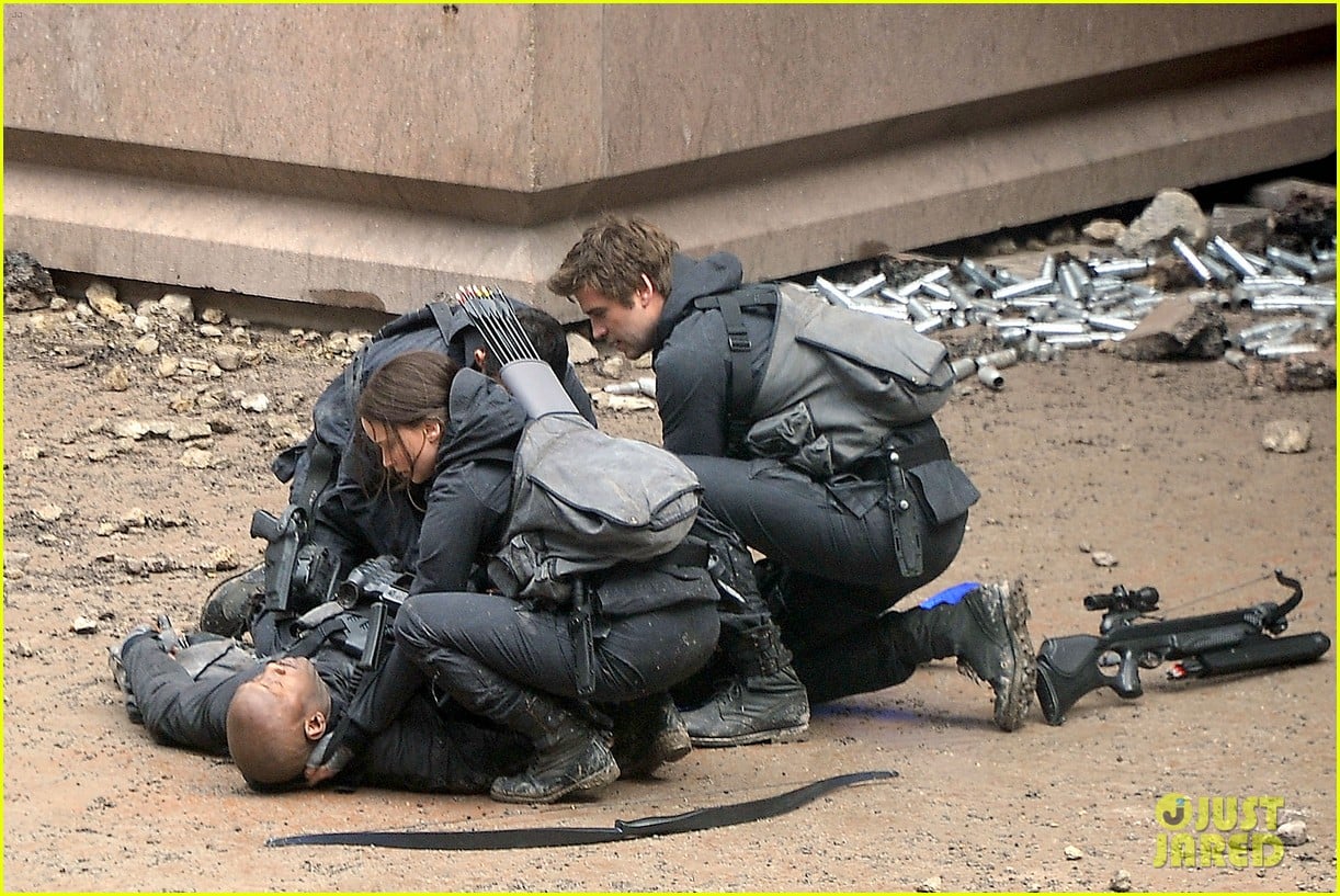 Jennifer Lawrence, Josh Hutcherson, & Liam Hemsworth Fight Back for ...