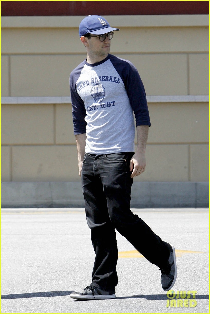 Joseph Gordon-Levitt Holds Tight to Cute Girlfriend!: Photo 3111749 ...