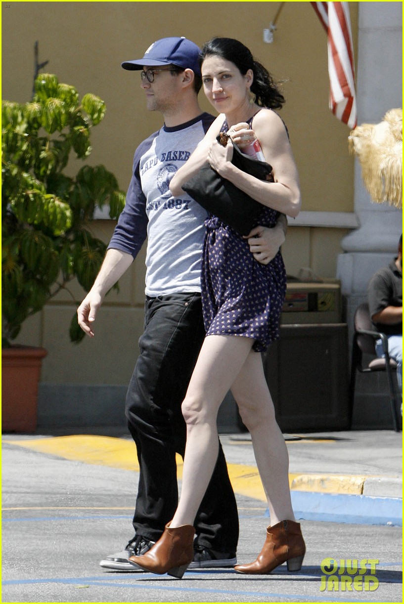 Joseph Gordon-Levitt Holds Tight to Cute Girlfriend!: Photo 3111753 ...