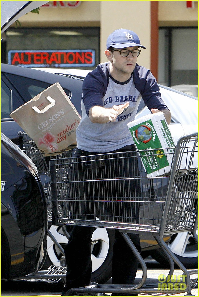 Joseph Gordon-Levitt Holds Tight to Cute Girlfriend!: Photo 3111755 ...