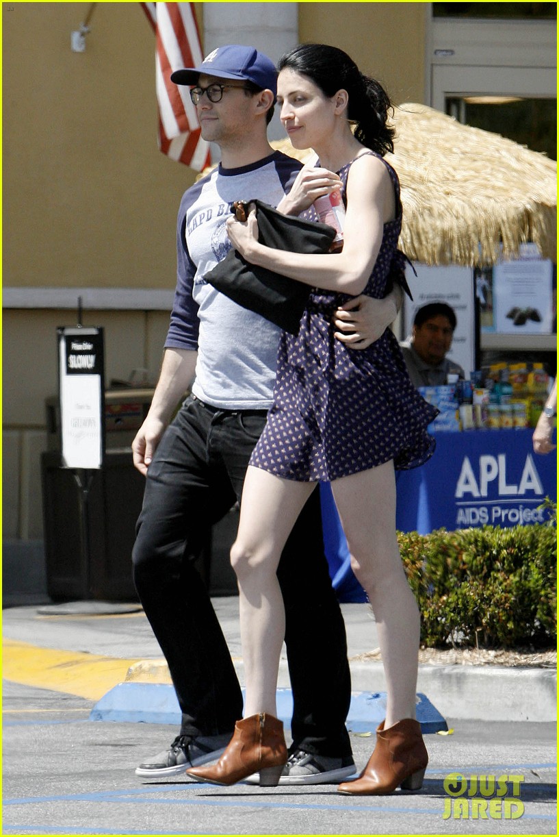 Joseph Gordon-Levitt Holds Tight to Cute Girlfriend!: Photo 3111759 ...