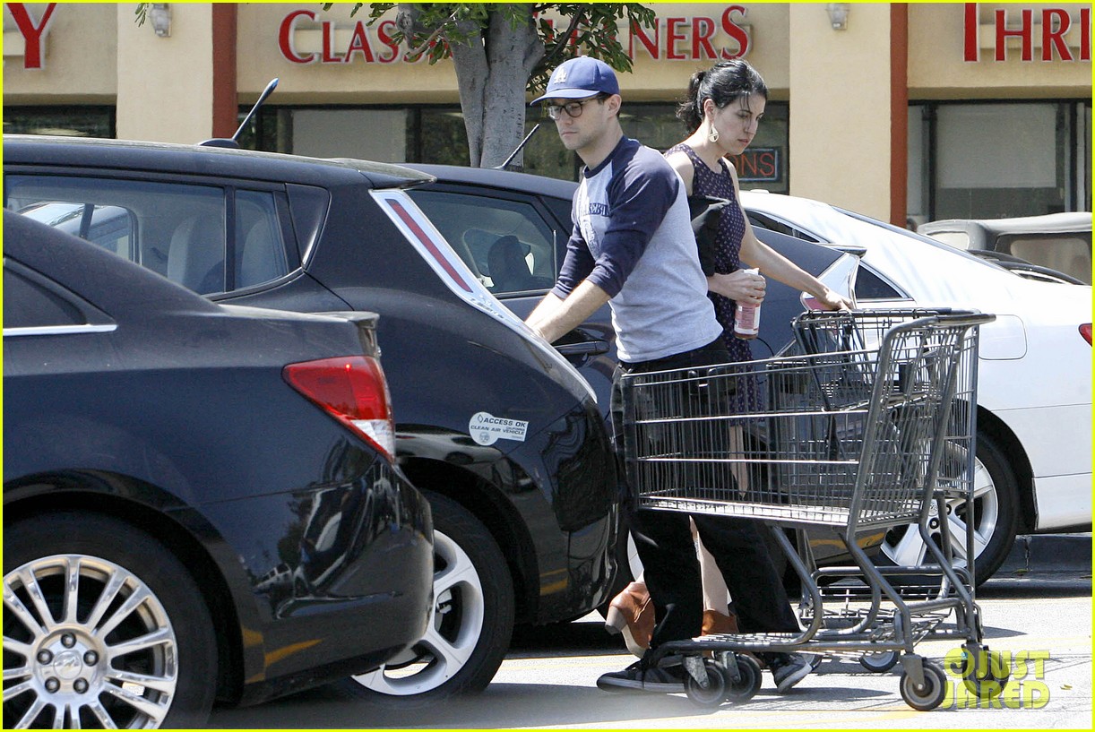 Joseph Gordon-Levitt Holds Tight to Cute Girlfriend!: Photo 3111765 ...