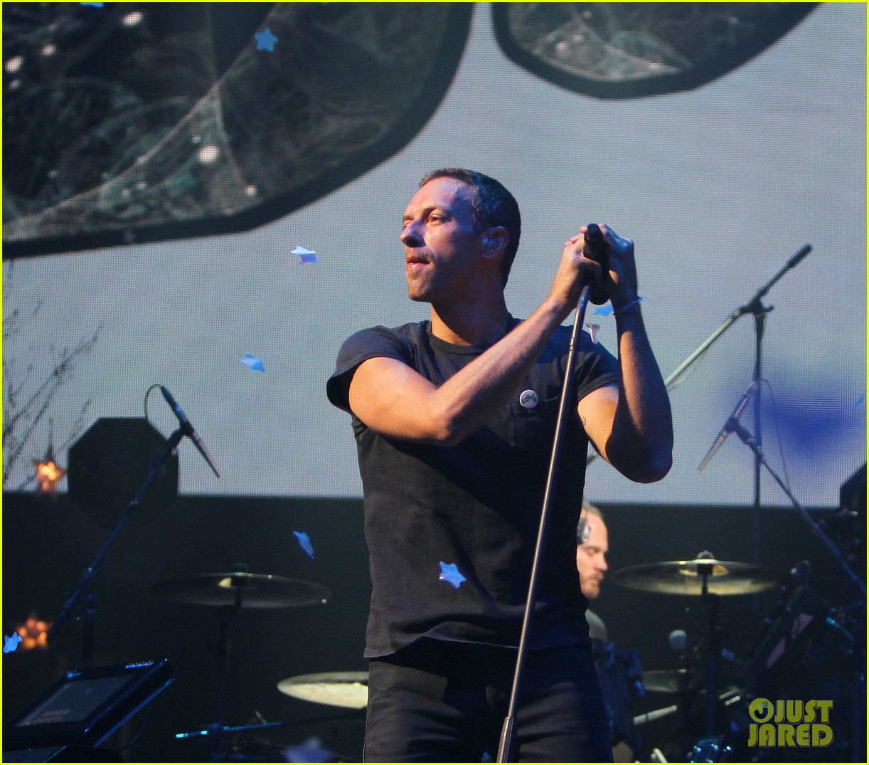 Chris Martin Takes Selfies with Lily Allen, Joins Kings of Leon on ...