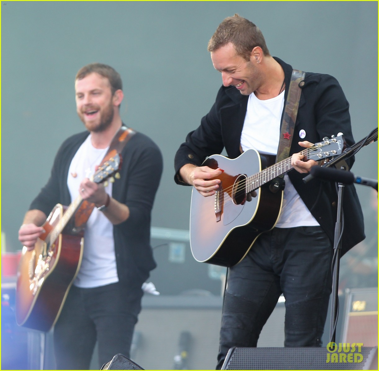 Chris Martin Takes Selfies with Lily Allen, Joins Kings of Leon on ...