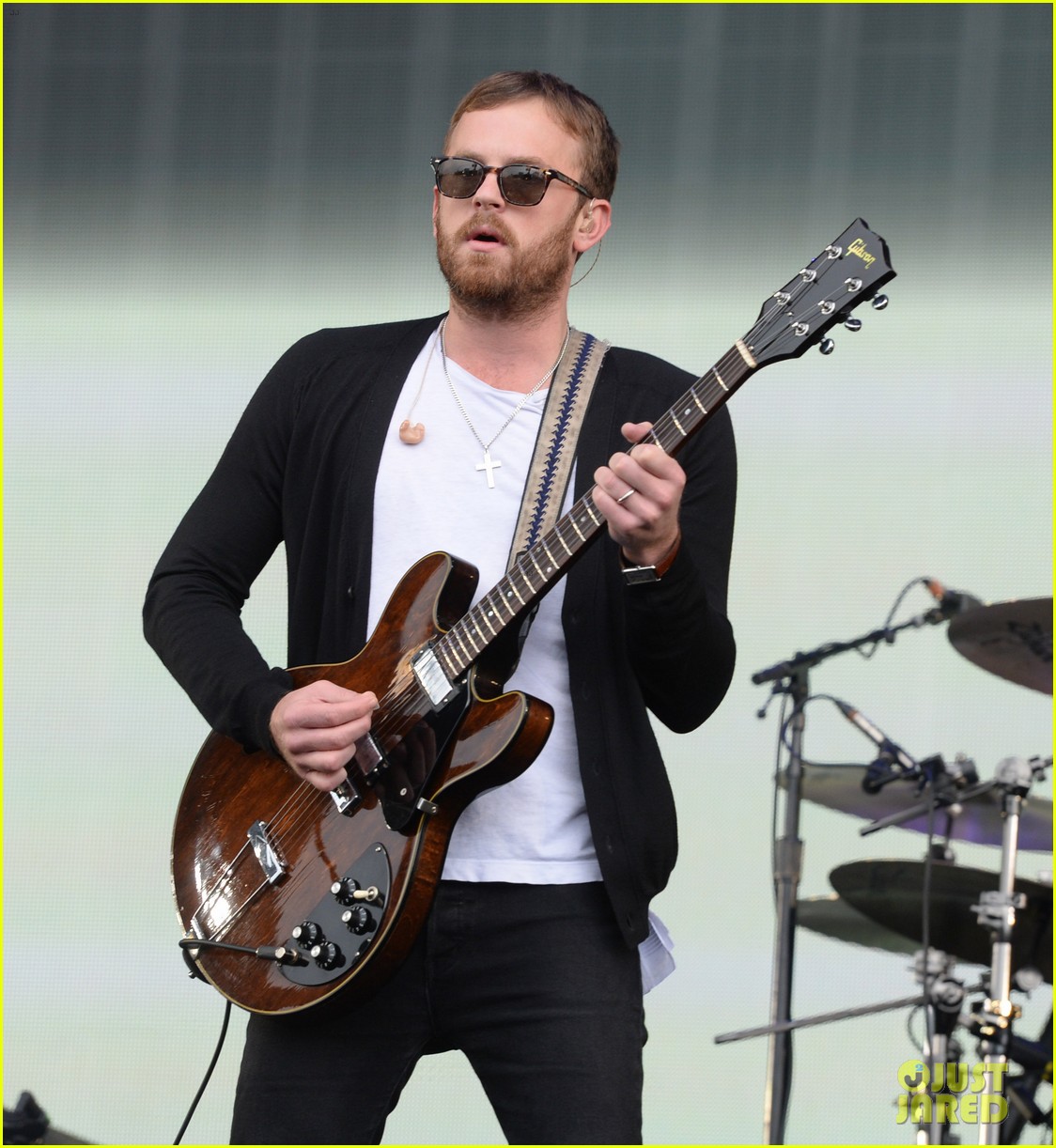 Chris Martin Takes Selfies with Lily Allen, Joins Kings of Leon on ...