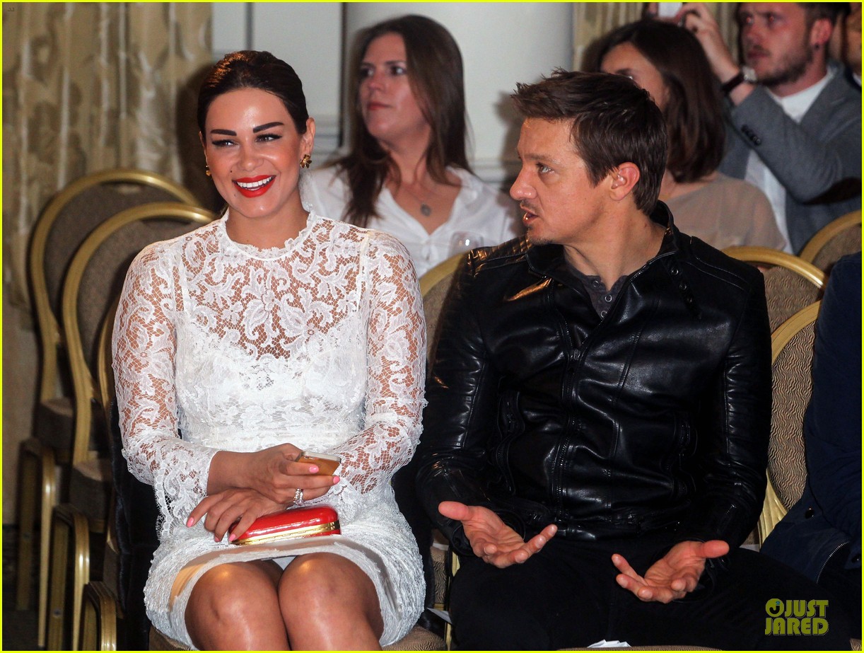 Jeremy Renner Has Eyes on White House in 'Kill the Messenger' Poster ...