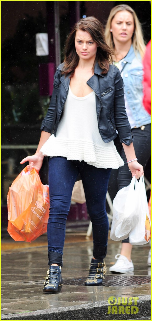 Margot Robbie Won't Let the Rain Keep Her Inside the House: Photo ...