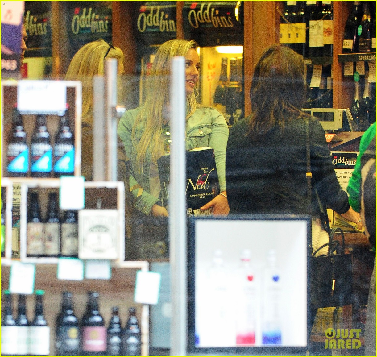 Margot Robbie Won't Let the Rain Keep Her Inside the House: Photo ...