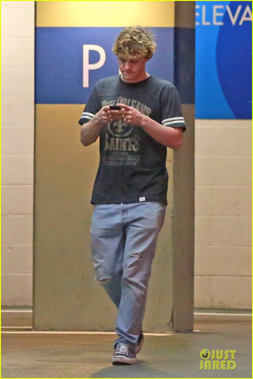 Emma Roberts Dressed Up in Aunt Julia's 'Erin Brockovich' Costumes ...