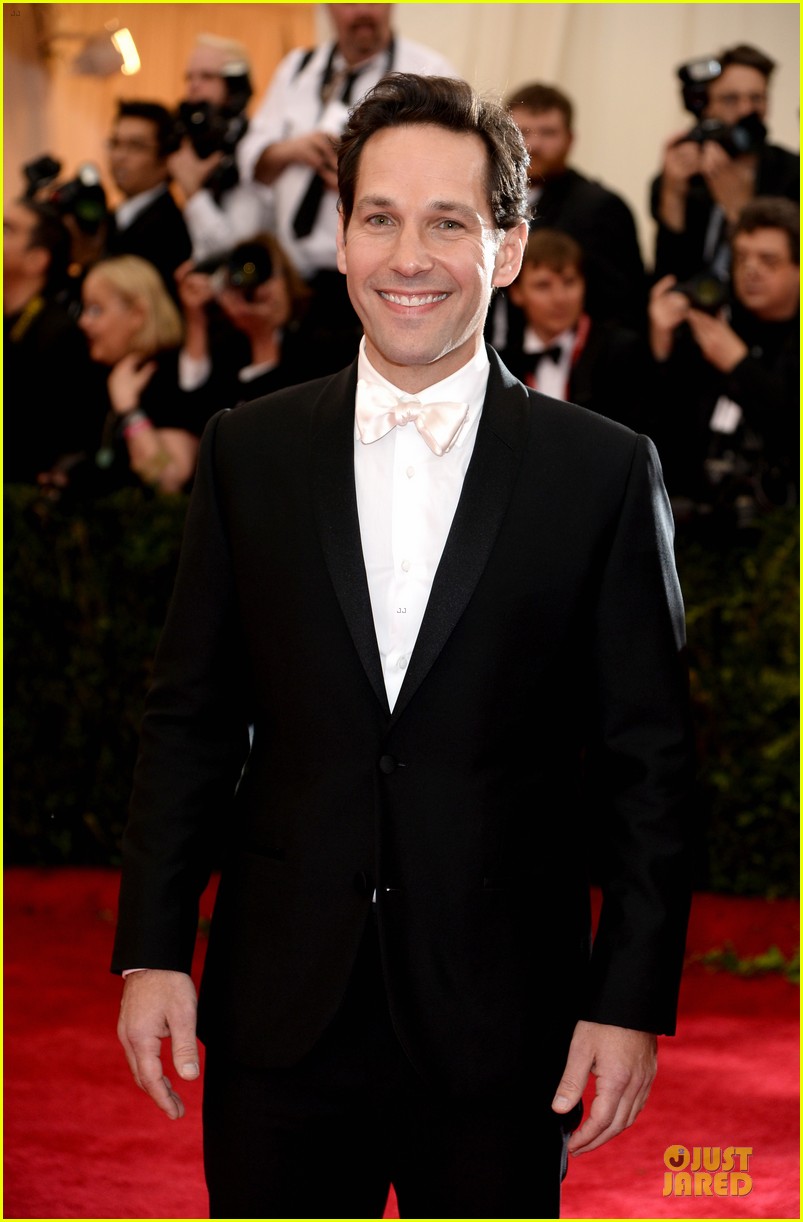 Paul Rudd Looks Happy in a Tuxedo at Met Ball 2014: Photo 3106615 ...