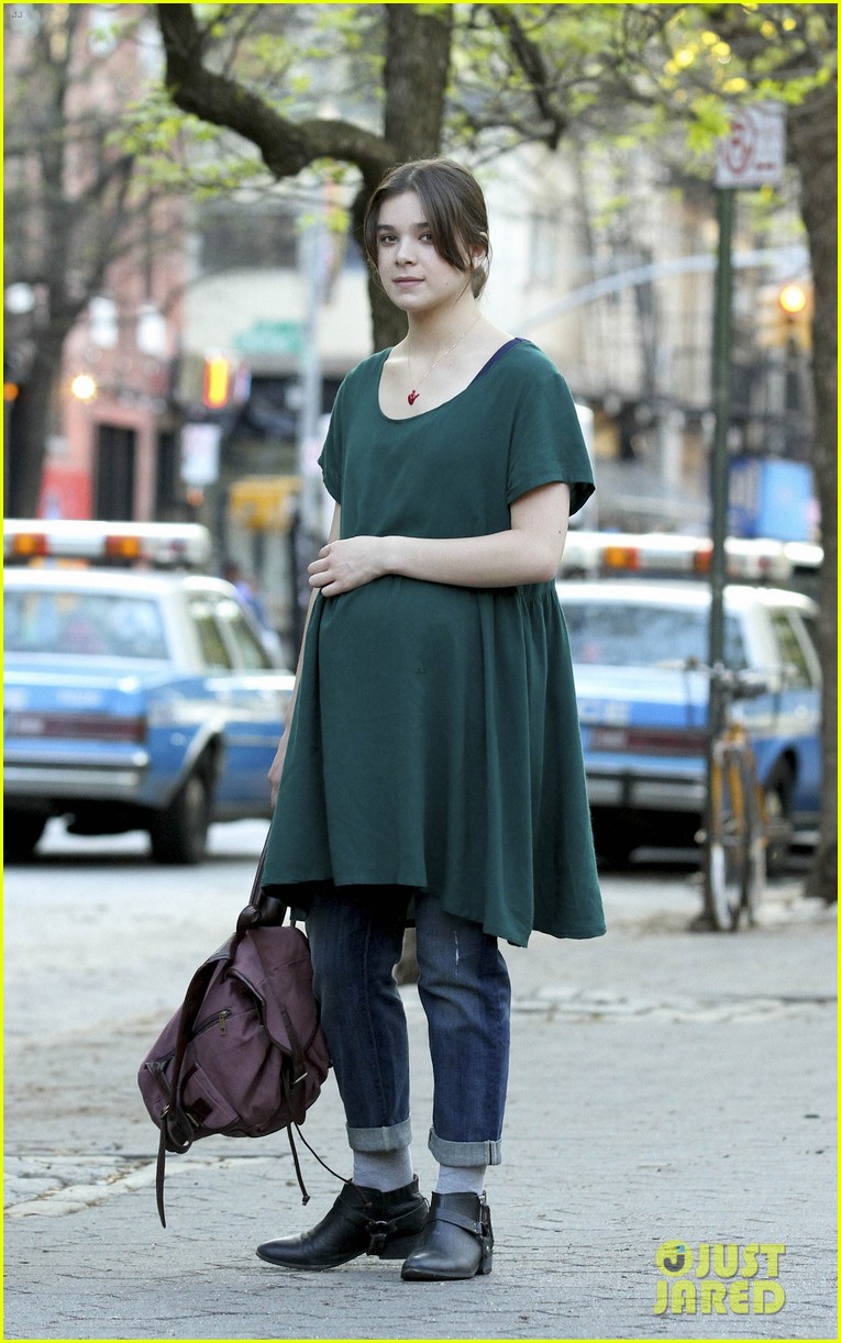 Hailee Steinfeld Wears Fake Pregnant Belly on Her Movie Set: Photo ...