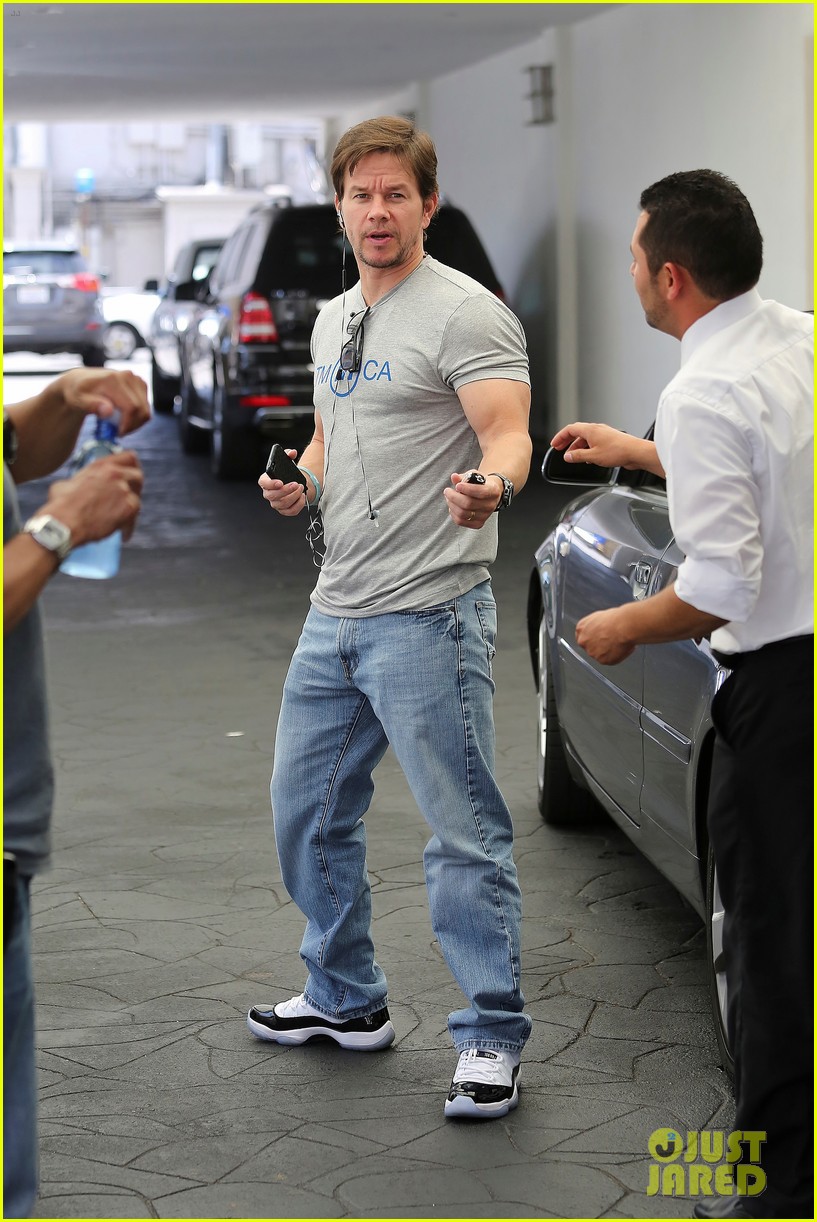 Mark Wahlberg's Biceps Looks Unbelievably Huge!: Photo 3124652 | Mark ...