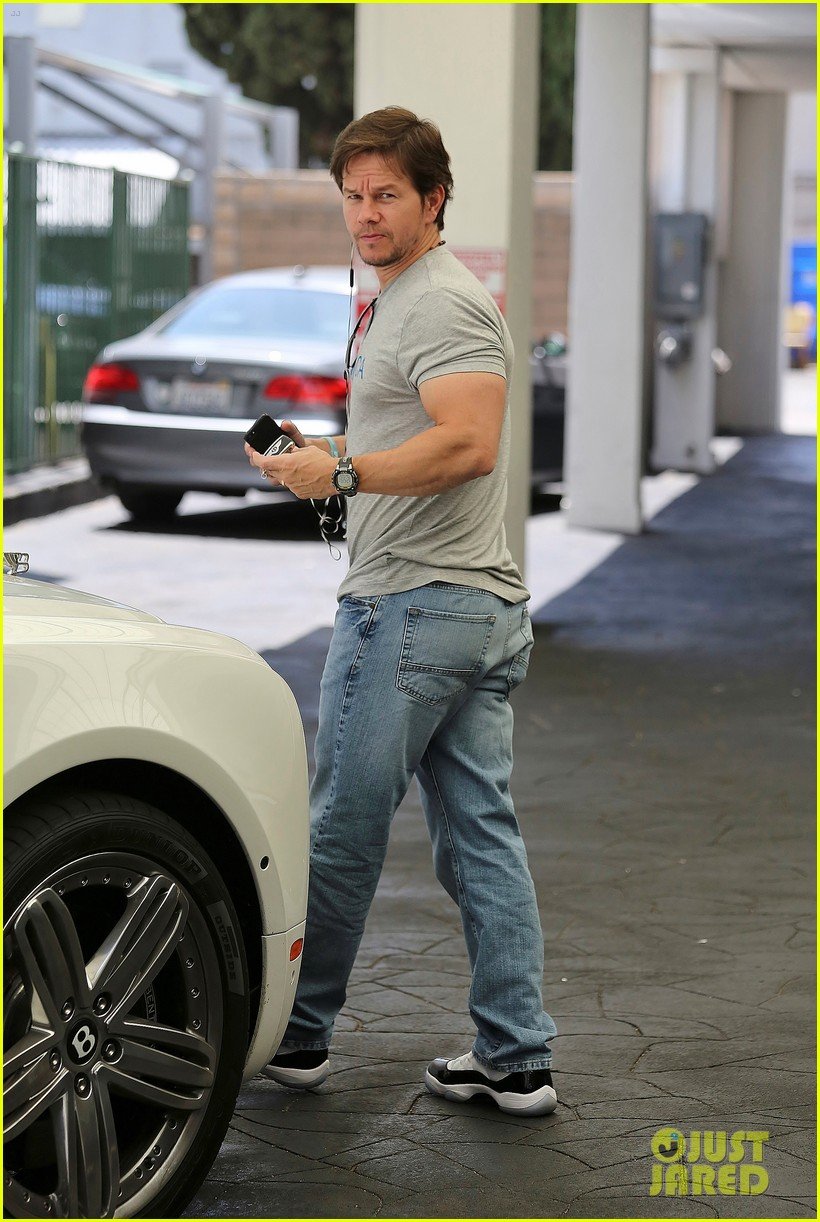 Photo: mark wahlbergs muscles are unbelievably huge 05 | Photo 3124654 | Just Jared ...