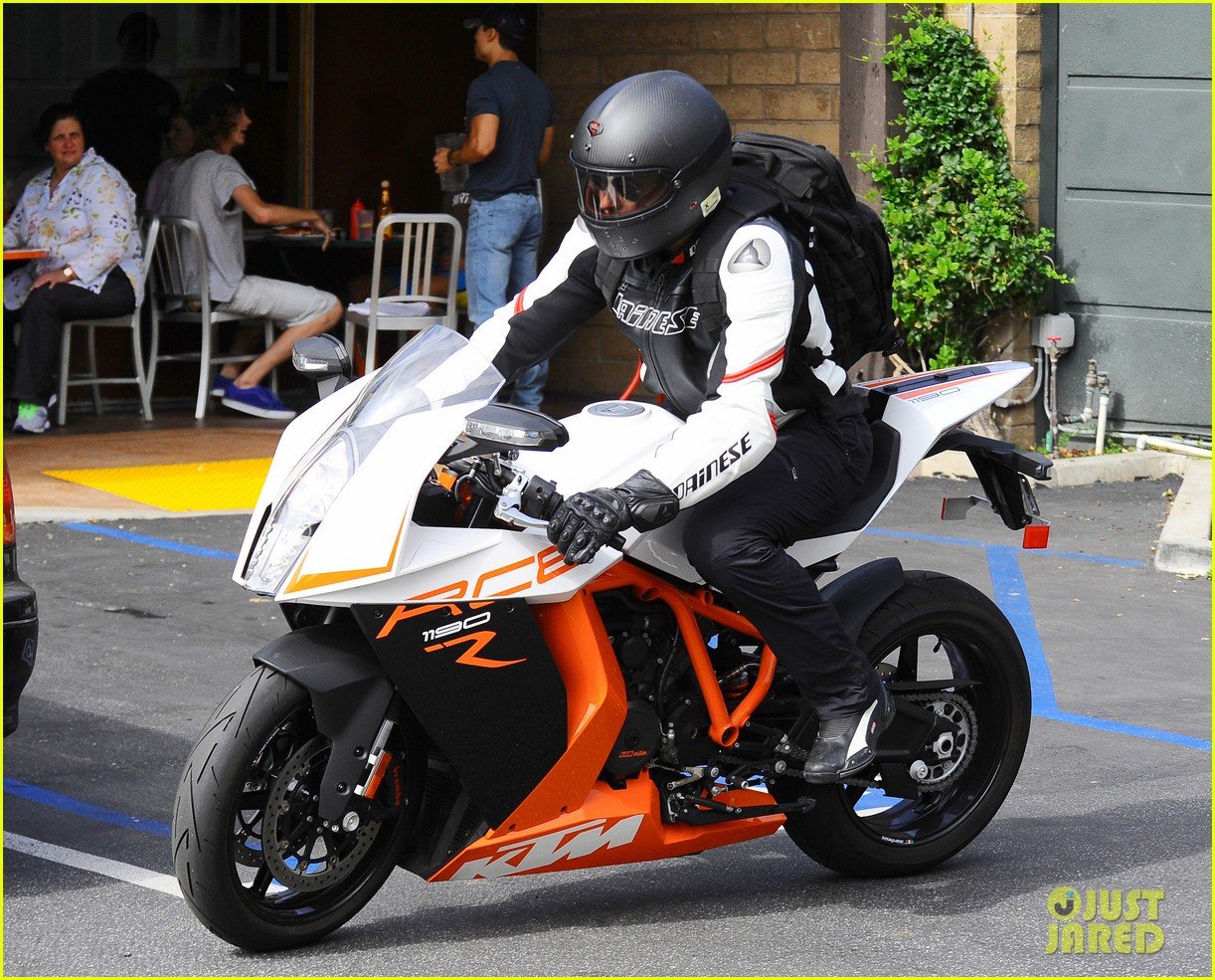 Bradley Cooper Goes Incognito in His Motorcycle Gear: Photo 3141755 ...