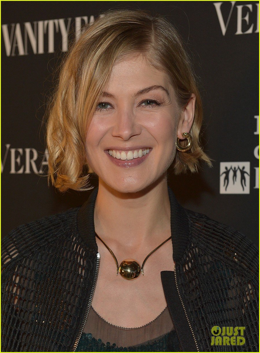 Kaley Cuoco & Pregnant Rosamund Pike Drop by Vera Wang's Store Opening ...