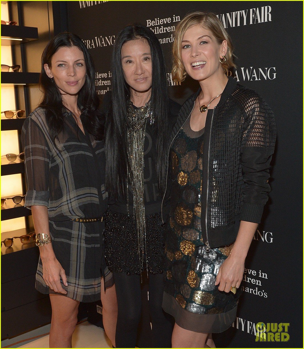 Kaley Cuoco & Pregnant Rosamund Pike Drop by Vera Wang's Store Opening ...