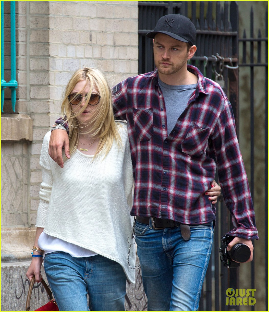 Dakota Fanning & Jamie Strachan are Connected at the Hip!: Photo ...