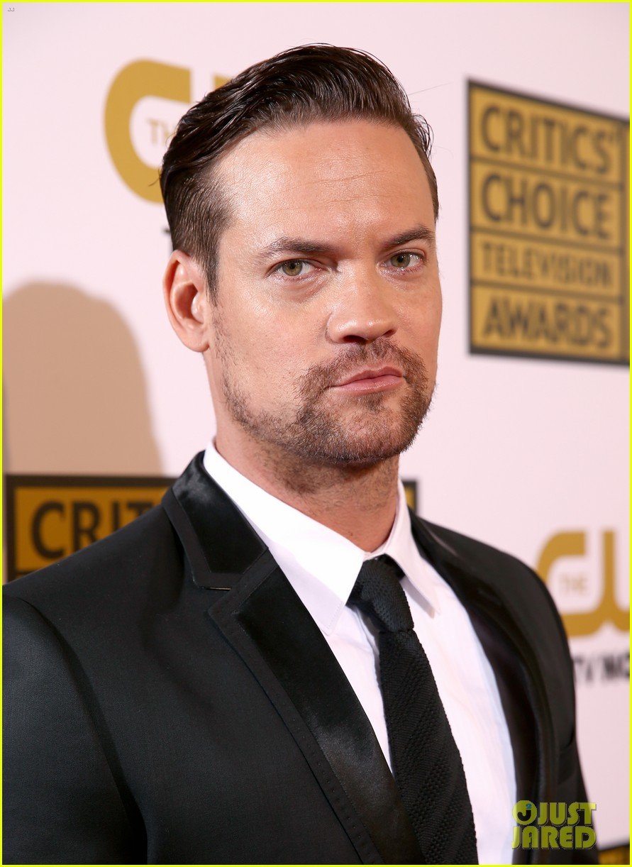 Josh Dallas & Colton Haynes Are Heartthrobs at Critics' Choice TV ...