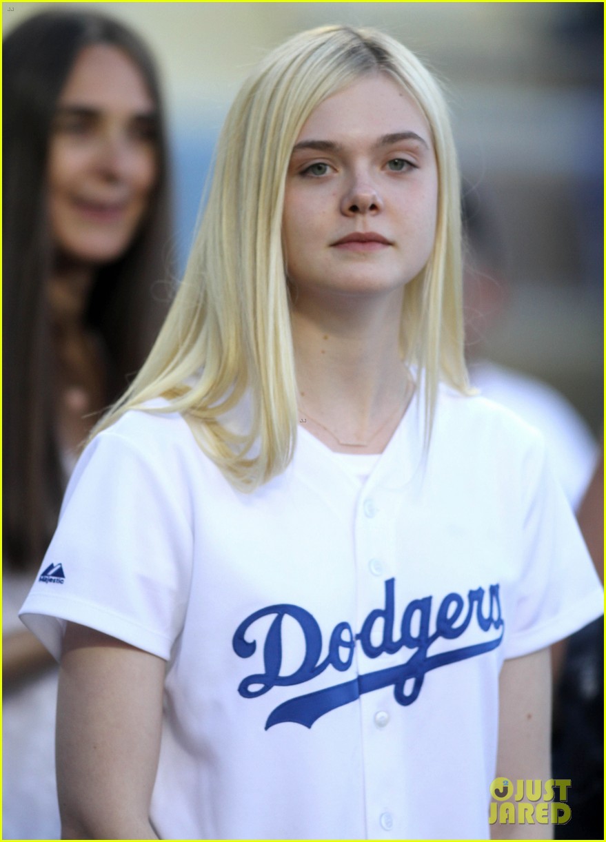 Elle Fanning Has Skills! Throws Out First Pitch at Dodgers Game!: Photo ...